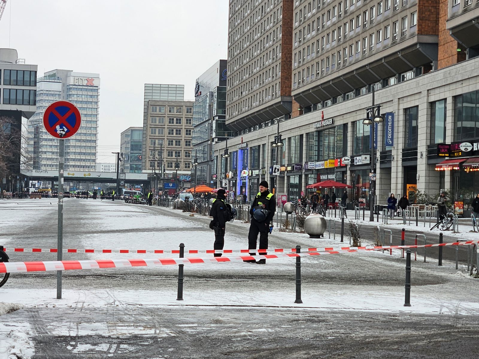 IJsgevaar bij Berliner Fernsehturm: afzettingen rond Alexanderplatz ...